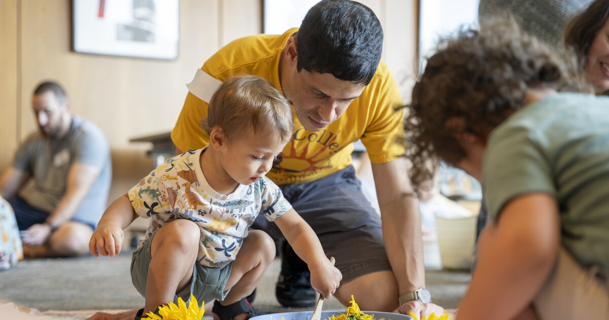 Itty-Bitty Art: Out for a Stroll | Amon Carter Museum of American Art